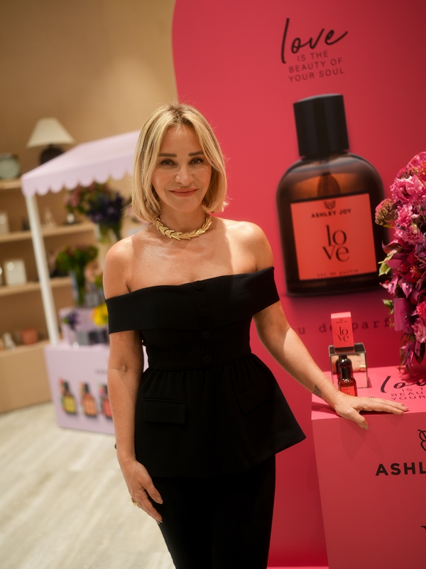 Ashley Joy Duyulara Hitap Eden Davetinde Yeni Parfüm Serisini Tanıttı ...